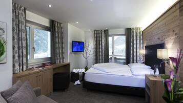 Quarto Duplo Comfort, varanda, vista para a montanha | Roupa de alta qualidade, cofre no quarto, secretária