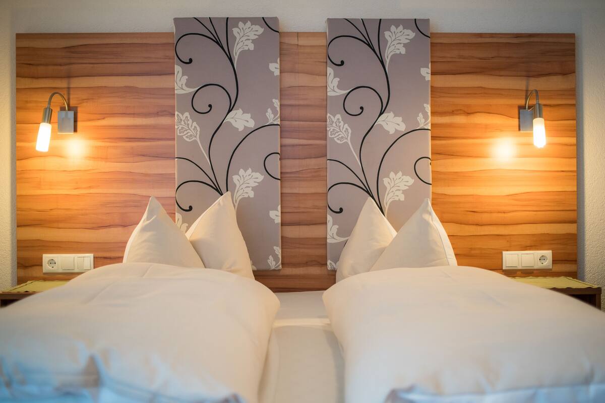 Quarto Duplo, varanda, vista para a montanha | Secretária, Wi-fi grátis, roupa de cama fornecida 