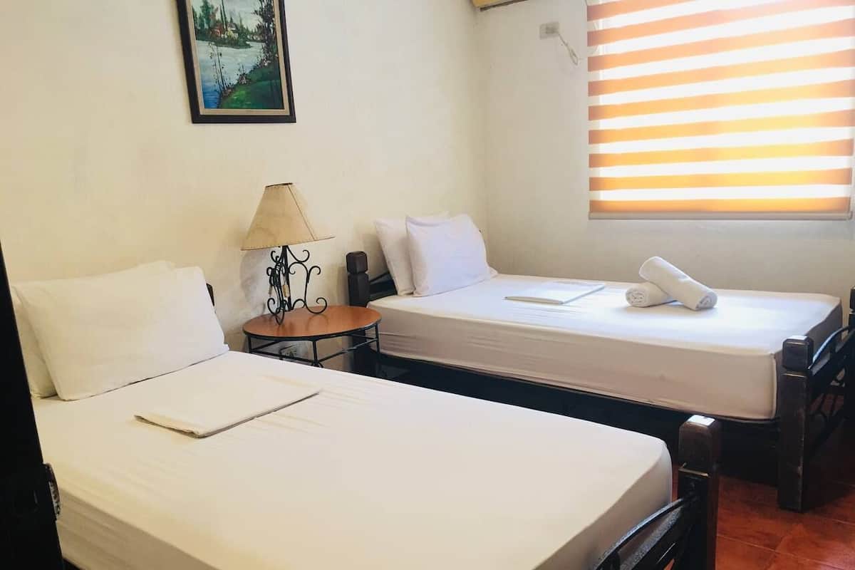 1 quarto, escrivaninha, roupa de cama