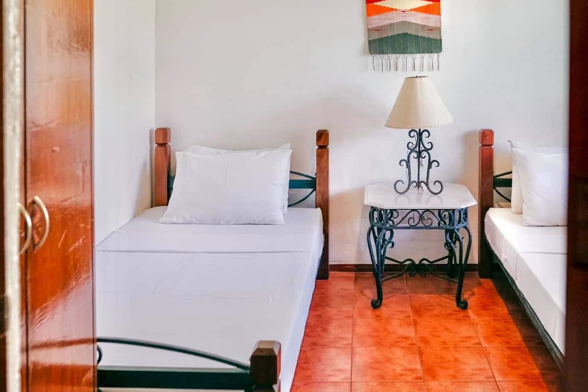 Quarto família | 1 quarto, escrivaninha, roupa de cama