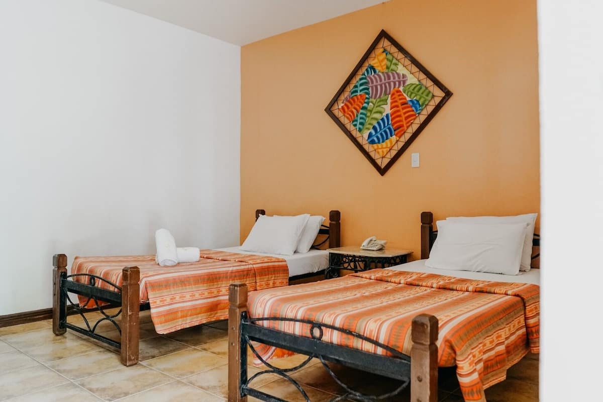 Quarto casal ou duplo standard | 1 quarto, escrivaninha, roupa de cama