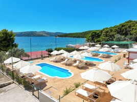 Piscina exterior sazonal, da(s) 10:00 à(s) 18:00, guarda-sóis 