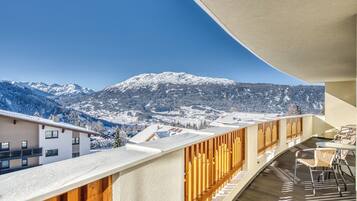 Quarto Familiar, varanda, vista para a montanha | Secretária, Wi-fi grátis, roupa de cama fornecida