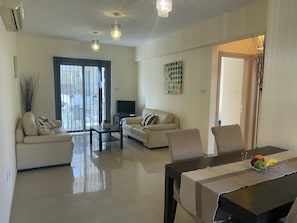 Apartamento standard, 2 quartos | Área de estar | TV de tela plana 35 polegadas com canais a cabo, TV