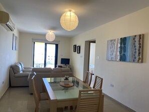 Apartamento standard, 3 quartos | Área de estar | TV de tela plana 35 polegadas com canais a cabo, TV
