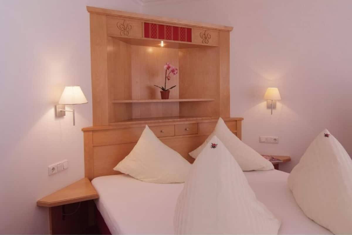 Quarto casal, sacada | Escrivaninha, berços (sobretaxa), camas extras/dobráveis (sobretaxa)