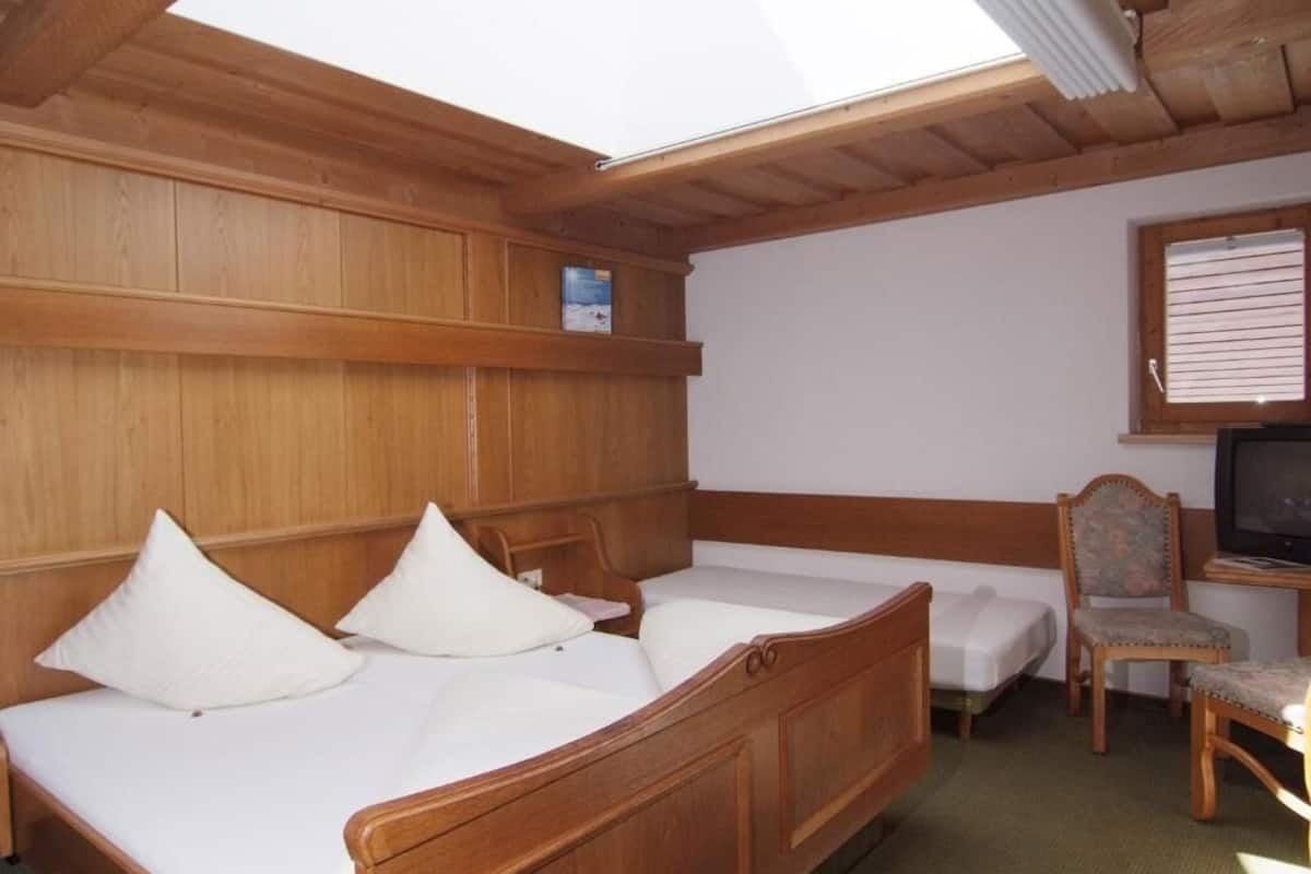 Quarto casal standard | Escrivaninha, berços (sobretaxa), camas extras/dobráveis (sobretaxa)