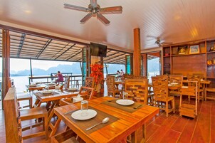 Café da manhã, almoço e jantar; culinária tailandesa 