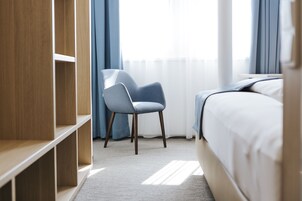 Quarto Individual Comfort | Roupa hipoalergénica, secretária, cortinas/cortinados opacos 