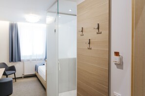 Quarto solteiro conforto | Roupas de cama antialérgicas, escrivaninha, cortinas blackout