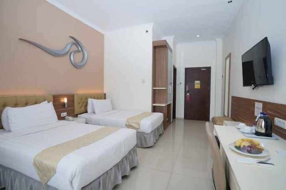 Escrivaninha, cortinas blackout, quartos à prova de som