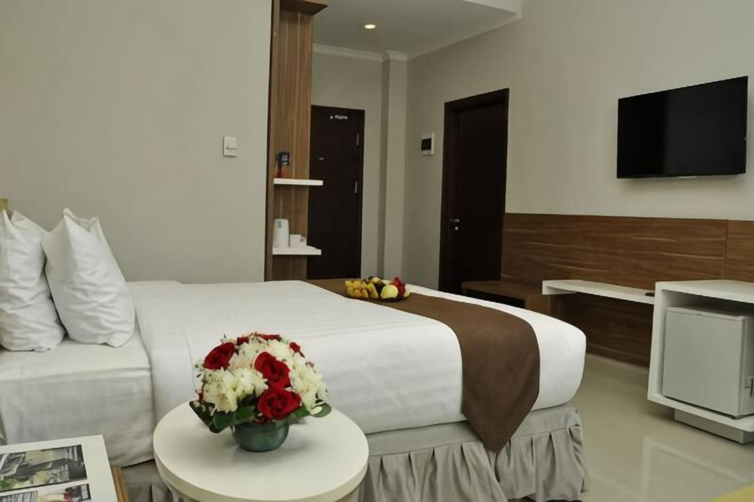 Escrivaninha, cortinas blackout, quartos à prova de som