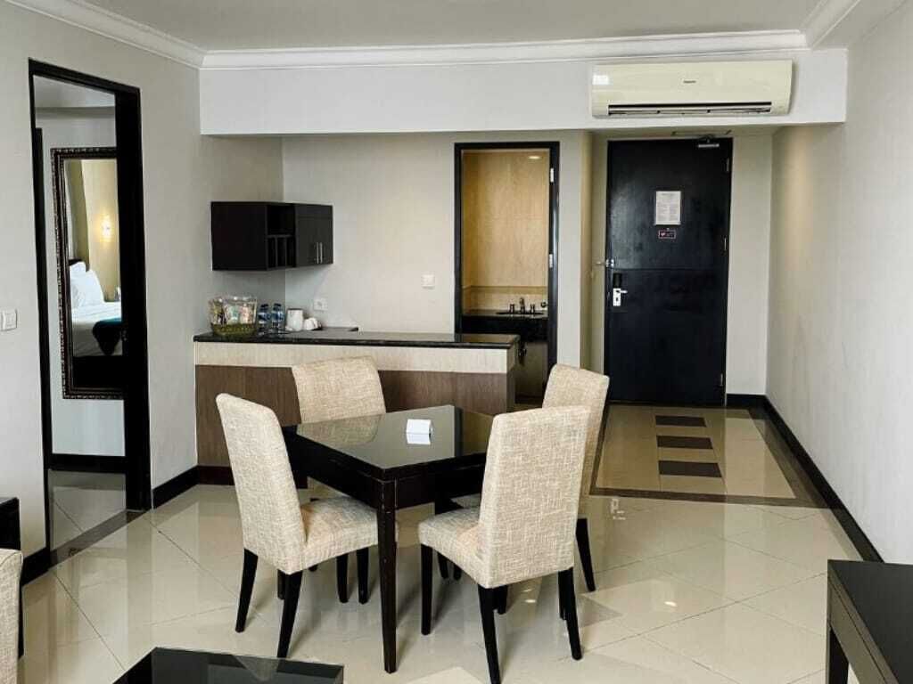 Suíte júnior | Área de estar | TV LED, lareira