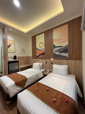 Quarto duplo premier, várias camas, sacada | Escrivaninha, espaço de trabalho para notebook, cortinas blackout