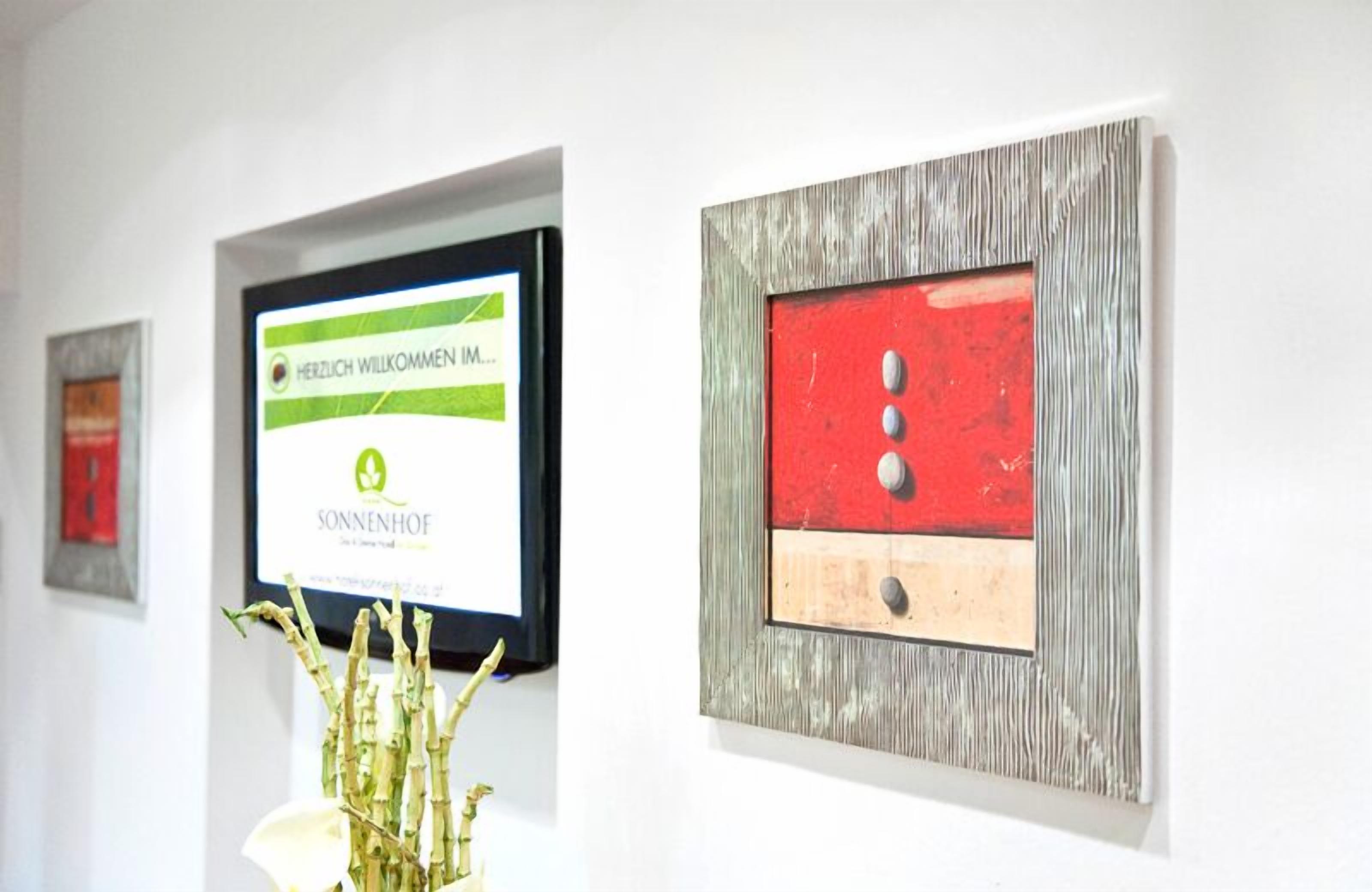 Uma placa emoldurada com texto e um painel de madeira decorativo com botões.