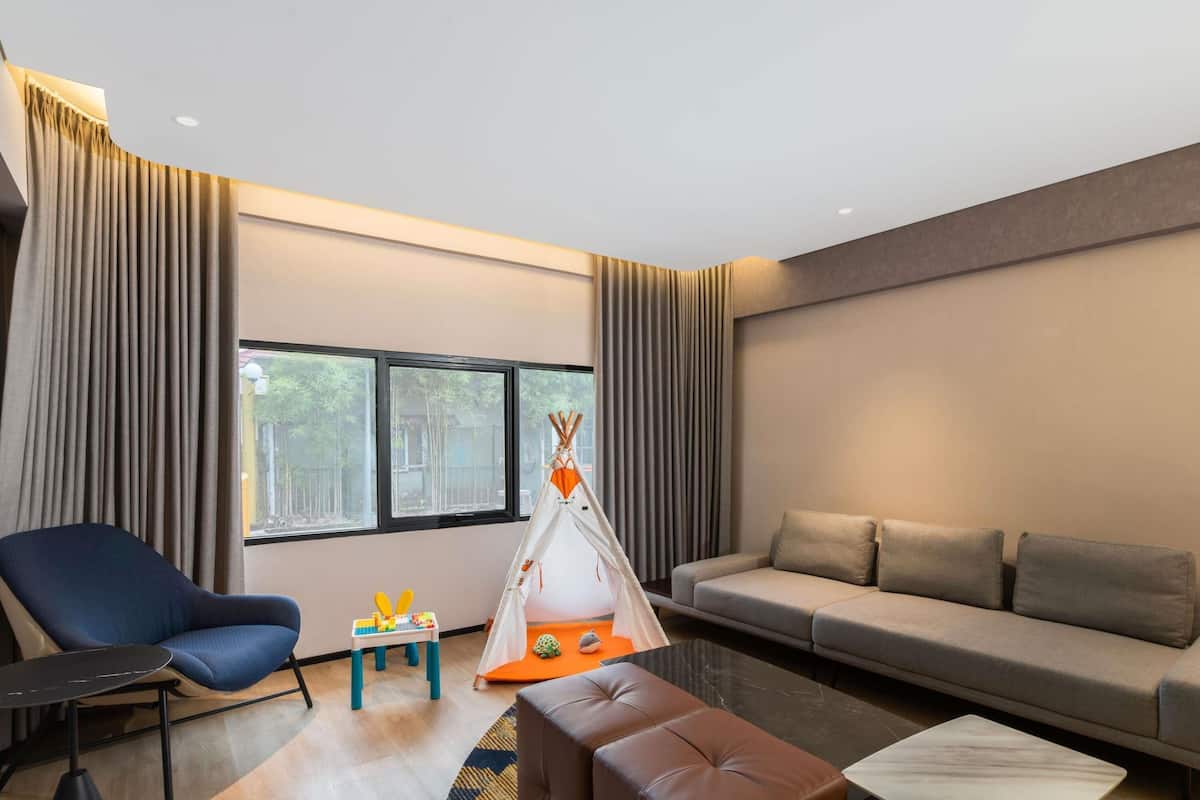 Quarto Familiar, 3 camas individuais | Minibar, secretária, ferro/tábua de engomar, Wi-fi grátis