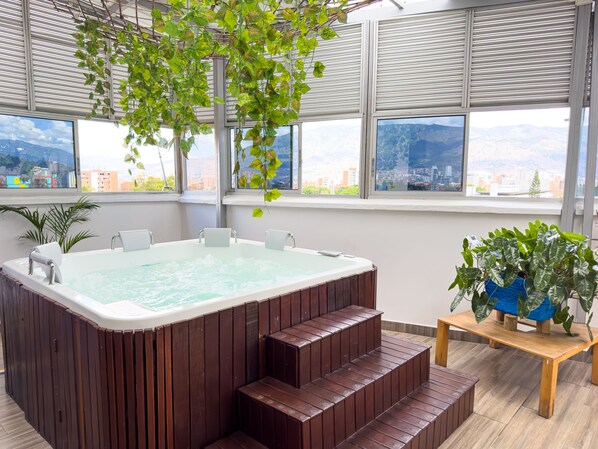 Banheira de hidromassagem interior