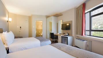 Double Room with Two Double Beds | 1 quarto, cofre no quarto, secretária, cortinas/cortinados opacos