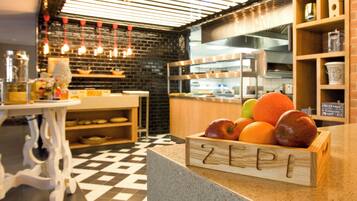 Pequenos-almoços, almoços, jantares servidos, cozinha internacional