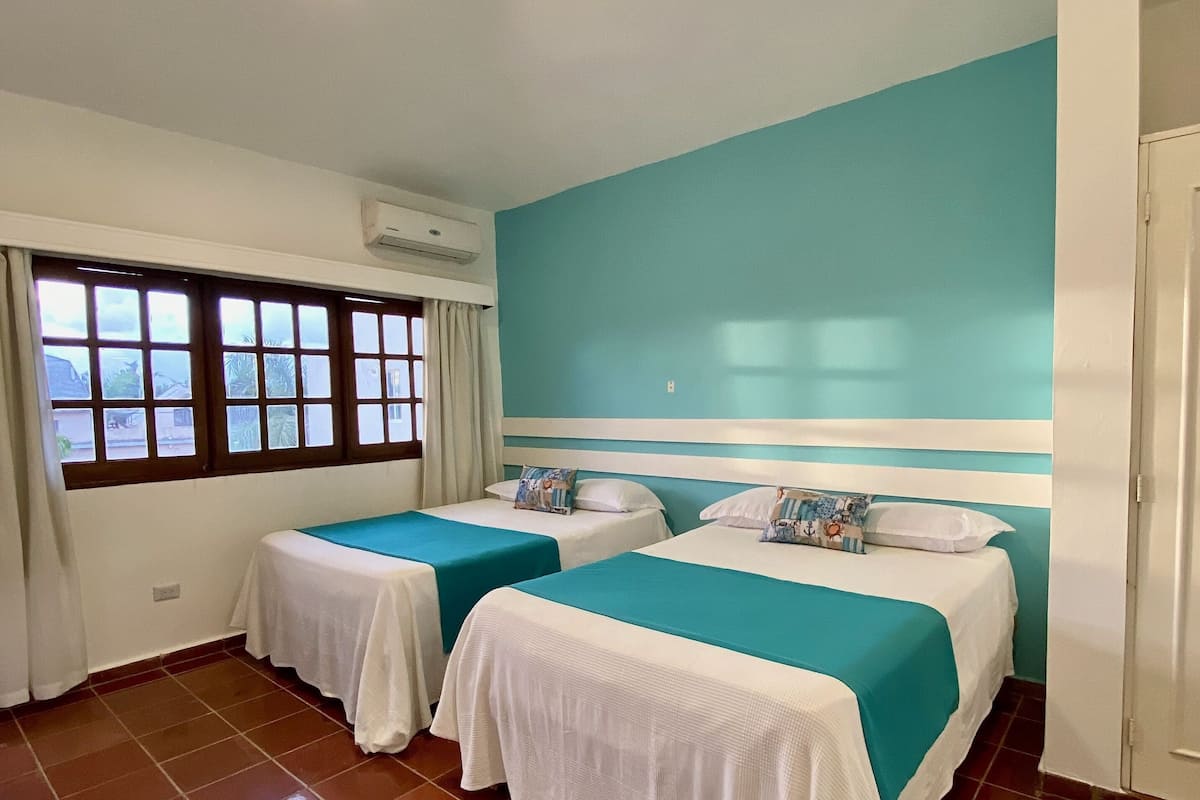 Quarto Superior, 2 camas queen-size | Cofre no quarto, secretária, quartos insonorizados, Wi-fi grátis 