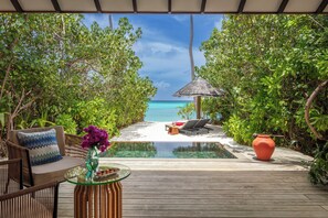 Villa (Sunset Beach Pool) | Roupa de alta qualidade, minibar, cofre no quarto 