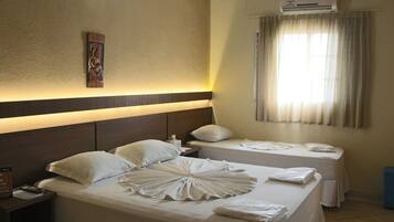 Quarto triplo standard | Frigobar, Wi-Fi de cortesia, acesso para cadeiras de rodas