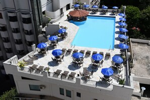 Piscina interior, piscina exterior, guarda-sóis, espreguiçadeiras 