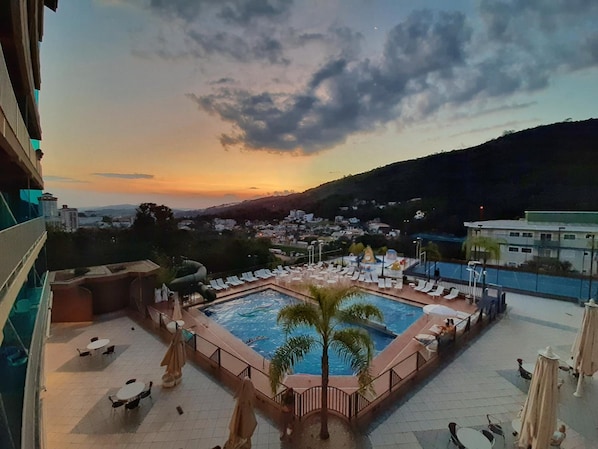 2 piscinas exteriores