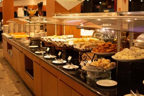 Café da manhã com buffet grátis todos os dias