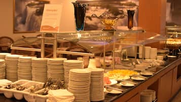 Café da manhã com buffet grátis todos os dias