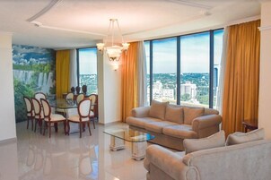 Suite | Roupa de alta qualidade, minibar, cofre no quarto, secretária 