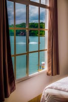 Quarto standard, 1 cama King, vista para o lago | Roupas de cama premium, cofres nos quartos, cortinas blackout