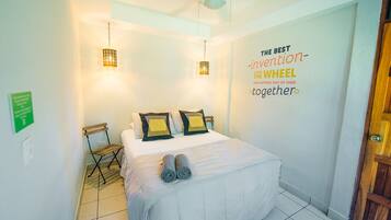 Quarto casal conforto, banheiro privativo | Roupas de cama premium, camas com colchões pillow-top, Wi-Fi de cortesia