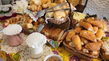 Café da manhã com buffet grátis todos os dias