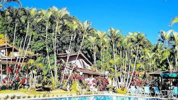 Piscina externa, espreguiçadeiras