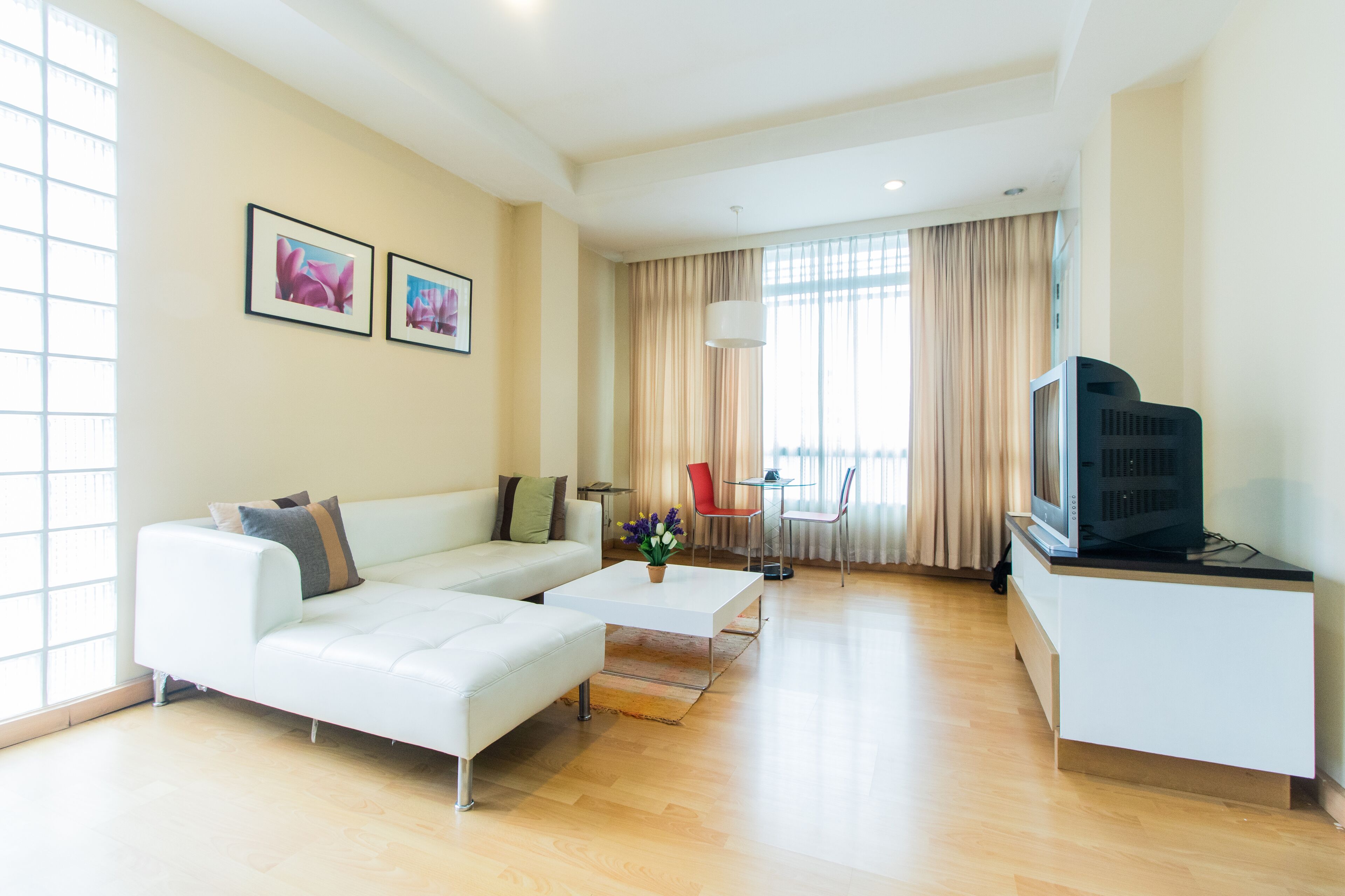 1 Bedroom F  | Área de estar | TV de tela plana
