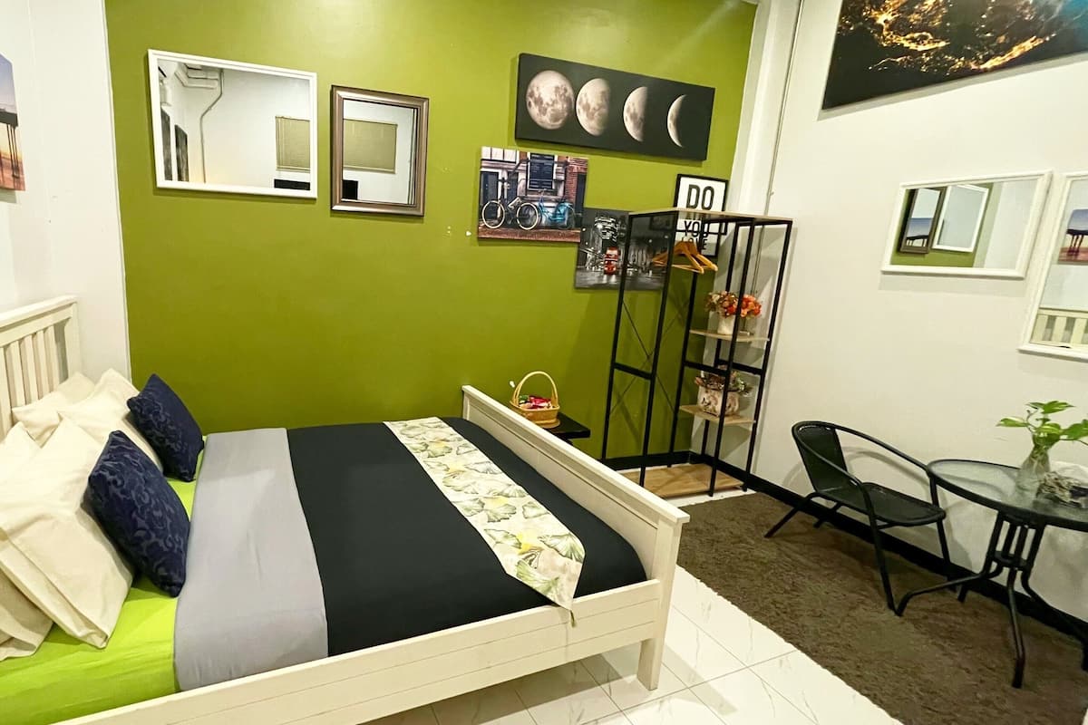 Standard Room with Sharing Bathroom | 2 quartos, minibar, cofre no quarto, com decoração personalizada