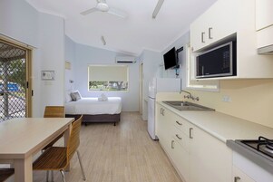 Cabana standard (Sleeps 4) | Área de estar | TV