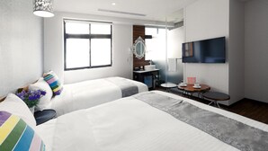 Quarto de hotel moderno com duas camas, uma televisão, uma mesa de trabalho com cadeira, uma janela e banheiro com espelho e pia.
