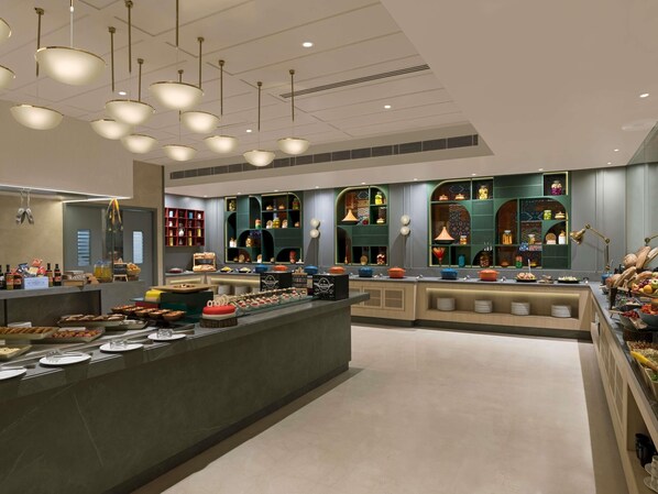 Disposição moderna de buffet com diversos alimentos e uma área central de serviço.