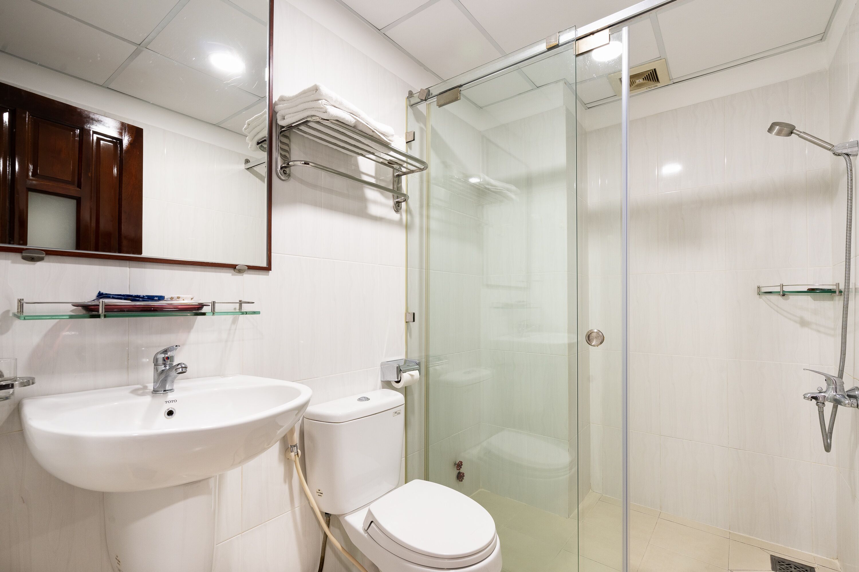 Chuveiro, ducha de hidromassagem, produtos de toalete de grife 