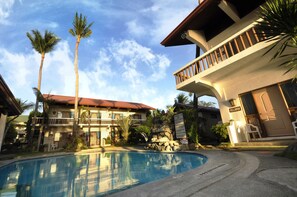 Piscina externa, espreguiçadeiras