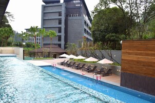 Piscina externa, guarda-sóis, espreguiçadeiras