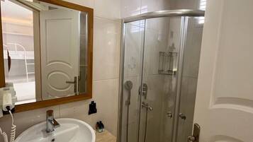 Standard Triple Room | Casa de banho | Um polibã, um secador de cabelo, chinelos, toalhas fornecidas