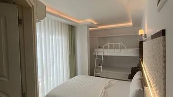 Standard Triple Room | Cofre no quarto, ferro/tábua de engomar, Wi-fi grátis