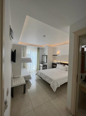Family Room with Sea View | Cofre no quarto, ferro/tábua de engomar, Wi-fi grátis 