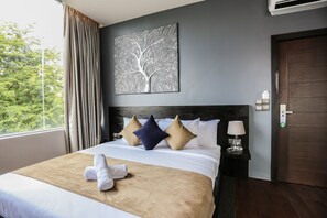 Quarto Duplo Deluxe, Vista para a cidade | Minibar, cofre no quarto, secretária, quartos insonorizados 