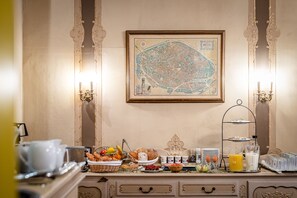 Pequeno-almoço continental diário (14 EUR por pessoa)