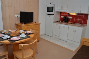 Apartamento, 1 quarto, vista para a montanha (4 persons) | Cozinha americana privada | Geladeira, cooktop, lava-louças, cafeteira/chaleira