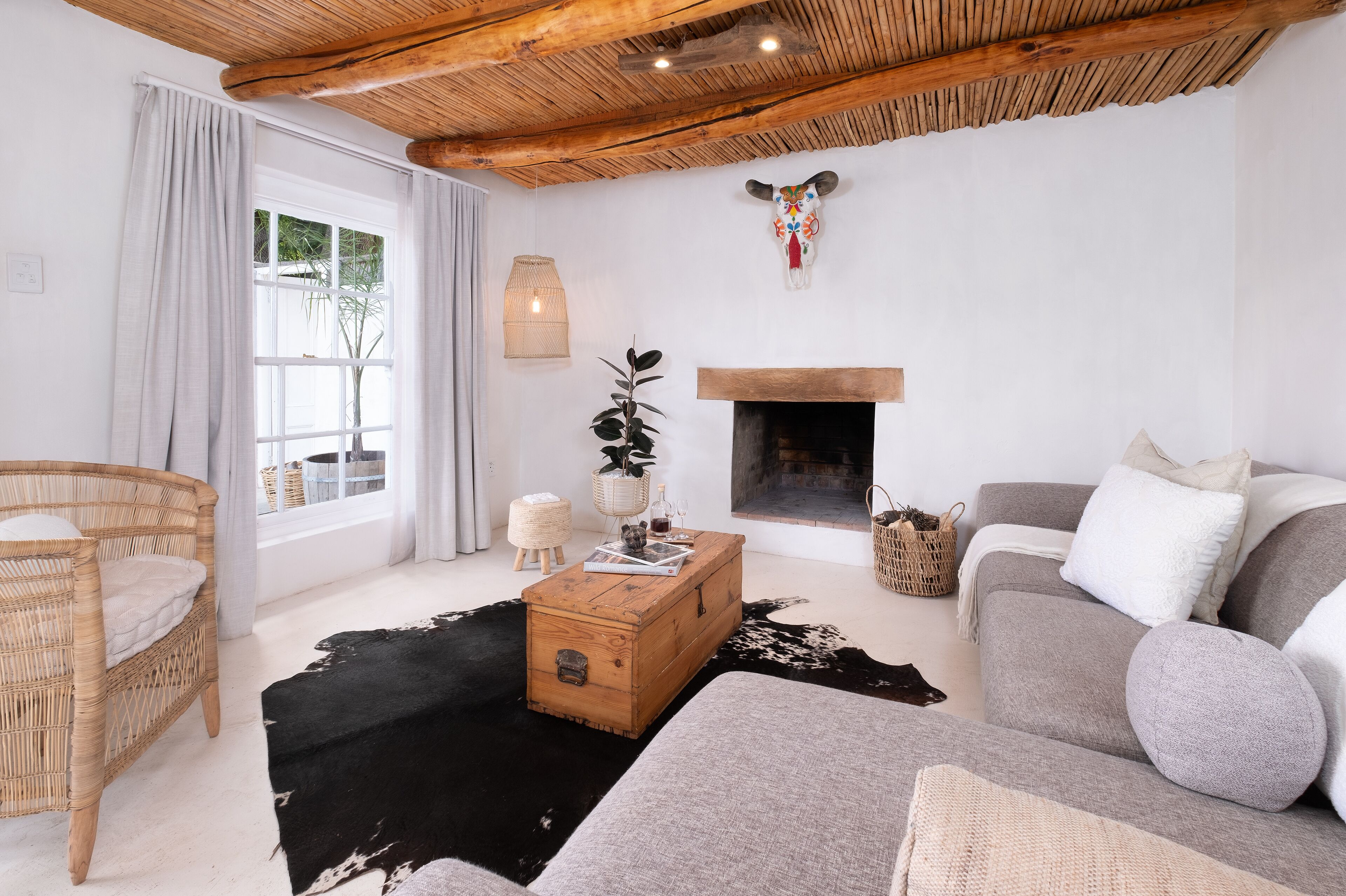 Chalé de Luxo | Sala de estar | Lareira 